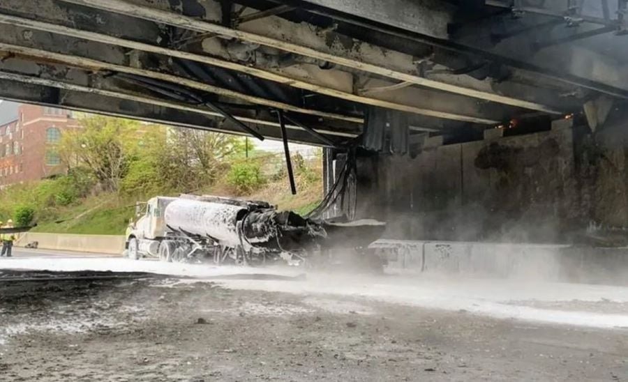 Τρομακτικό τροχαίο κάτω από γέφυρα: Βυτιοφόρο συγκρούστηκε με οχήματα ...