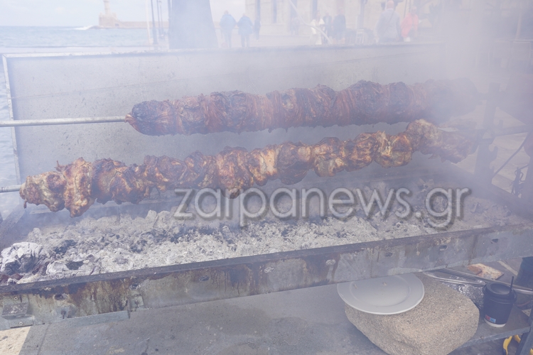 Άναψαν οι ψησταριές στο Ενετικό Λιμάνι των Χανίων – Σουβλιστό ...