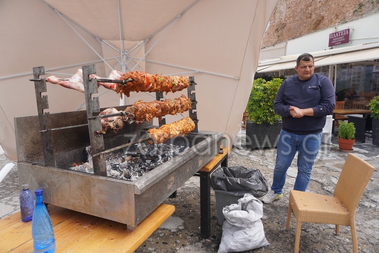 Άναψαν οι ψησταριές στο Ενετικό Λιμάνι των Χανίων – Σουβλιστό ...
