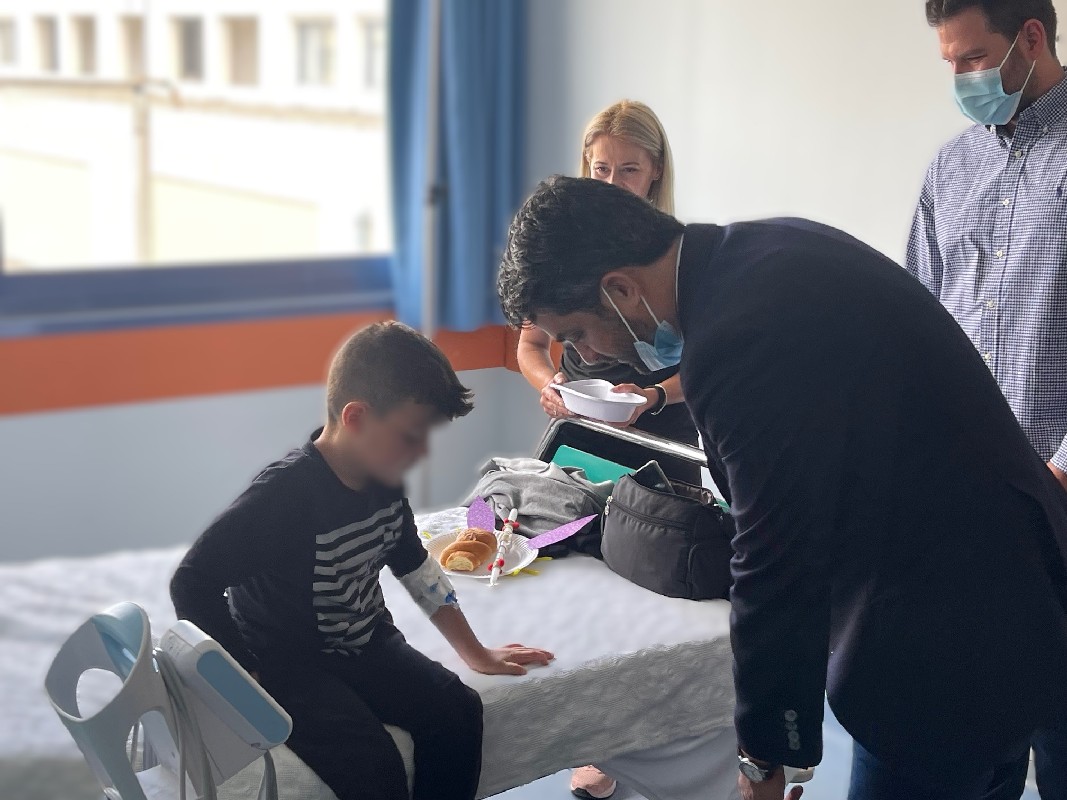 Μοίρασε λαμπάδες και δωράκια σε παιδιά στο Νοσοκομείο Χανίων και σε ...