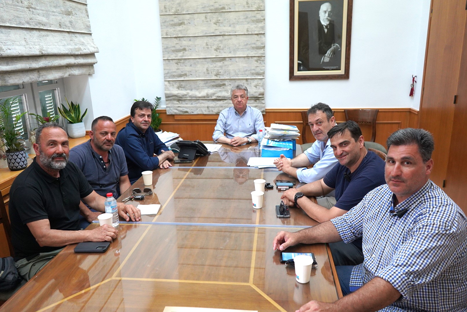 Με τους οδηγούς τουριστικών λεωφορείων συναντήθηκε ο Αρναουτάκης ...