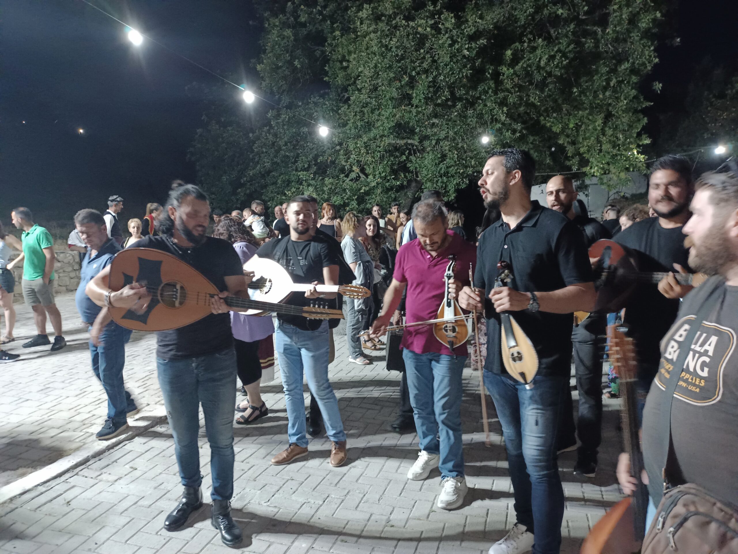 Αναβίωσε η Κρητική “καντάδα” με λύρες μαντολίνα, μαντινάδες και ...