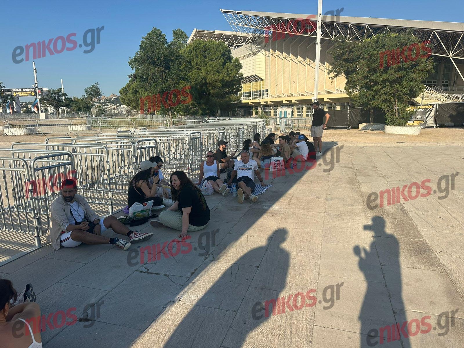 Με καρεκλάκια και στρώματα θαλάσσης περιμένουν έξω από το ΟΑΚΑ για τη ...
