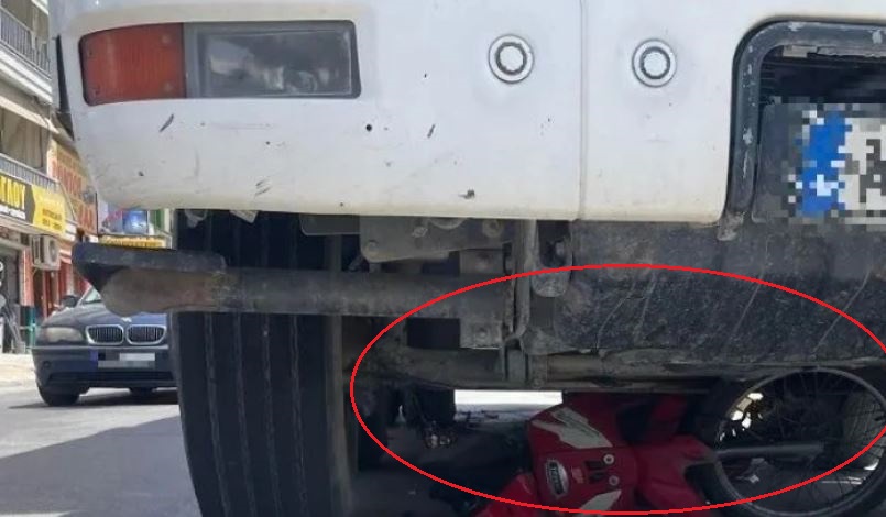 Τροχαίο σοκ: Μηχανάκι παρασύρθηκε και βρέθηκε κάτω από φορτηγό ...