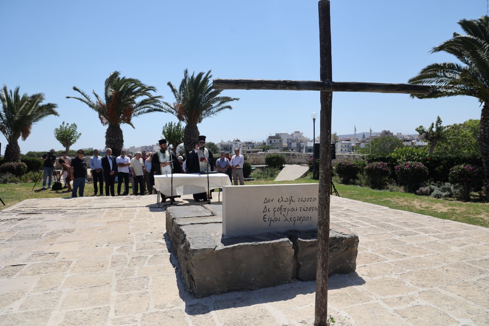 Κρήτη | Τρισάγιο στον τάφο του Νίκου Καζαντζάκη στο πλαίσιο ...