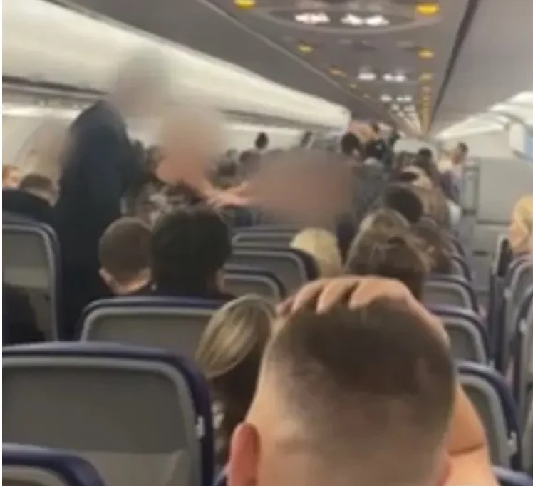 Πανικός σε πτήση: Επιβάτες μεθυσμένοι πίνουν μπύρες και βρίζουν άλλους ...