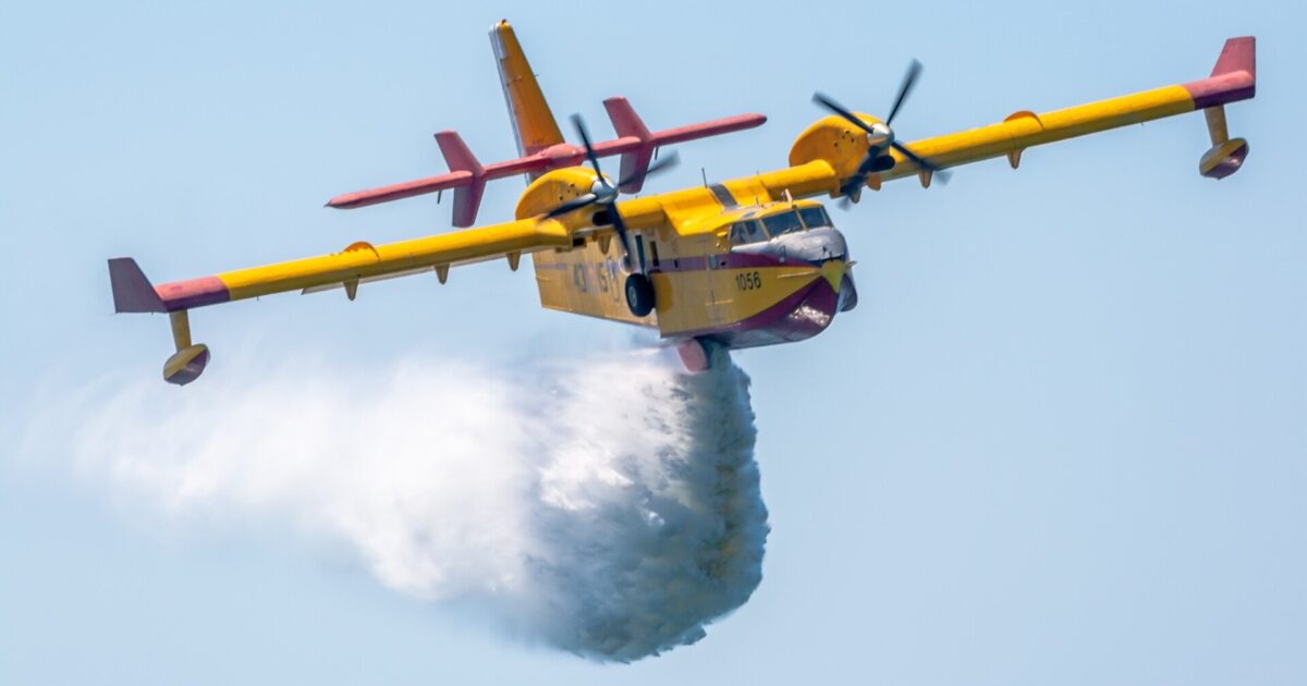 Από τα Χανιά γέμισαν νερό τα Canadair για τη φωτιά στο Ρέθυμνο | Video ...