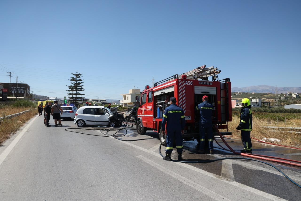 Κρήτη | Τροχαίο με σφοδρή σύγκρουση δύο αυτοκινήτων – Κάηκε ολοσχερώς ...