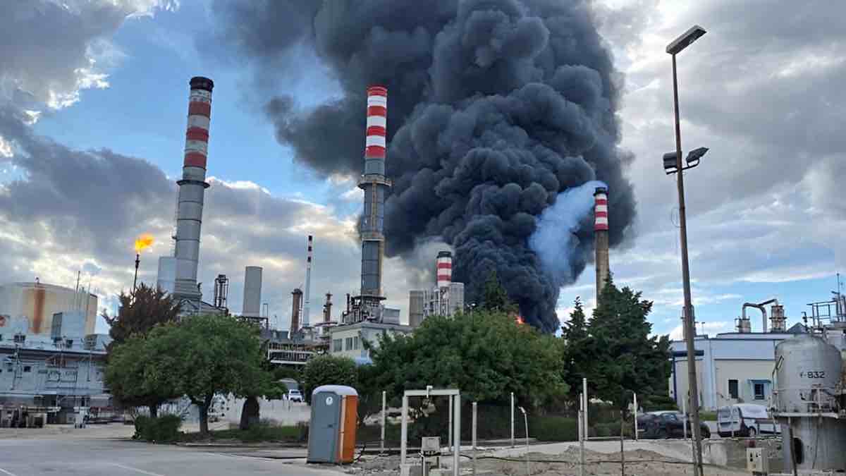 Με μειωμένη δυναμικότητα τα διυλιστήρια της Motor Oil μετά τη φωτιά ...