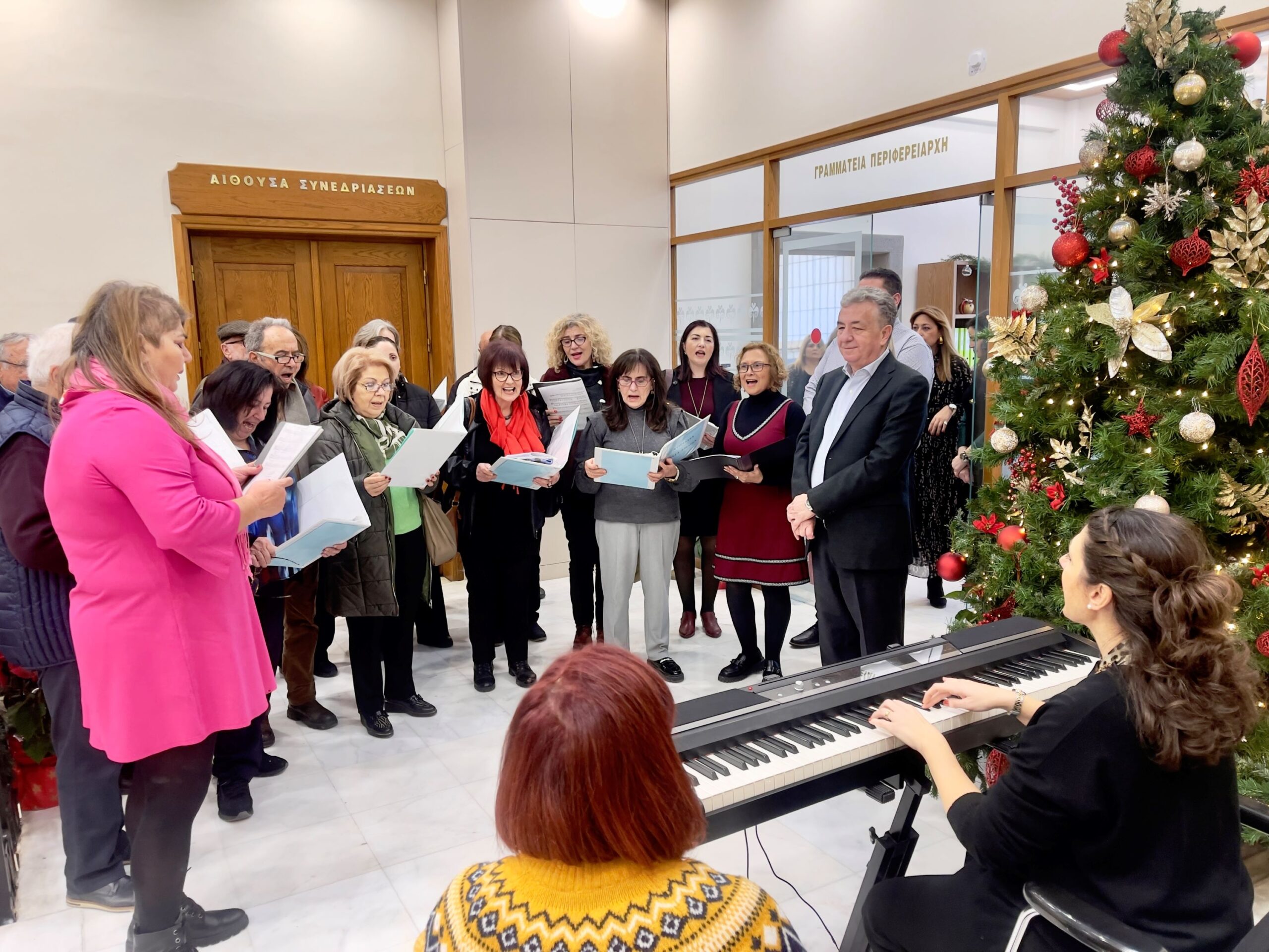 Κάλαντα, ευχές και μαντινάδες την παραμονή της Πρωτοχρονιάς στην ...