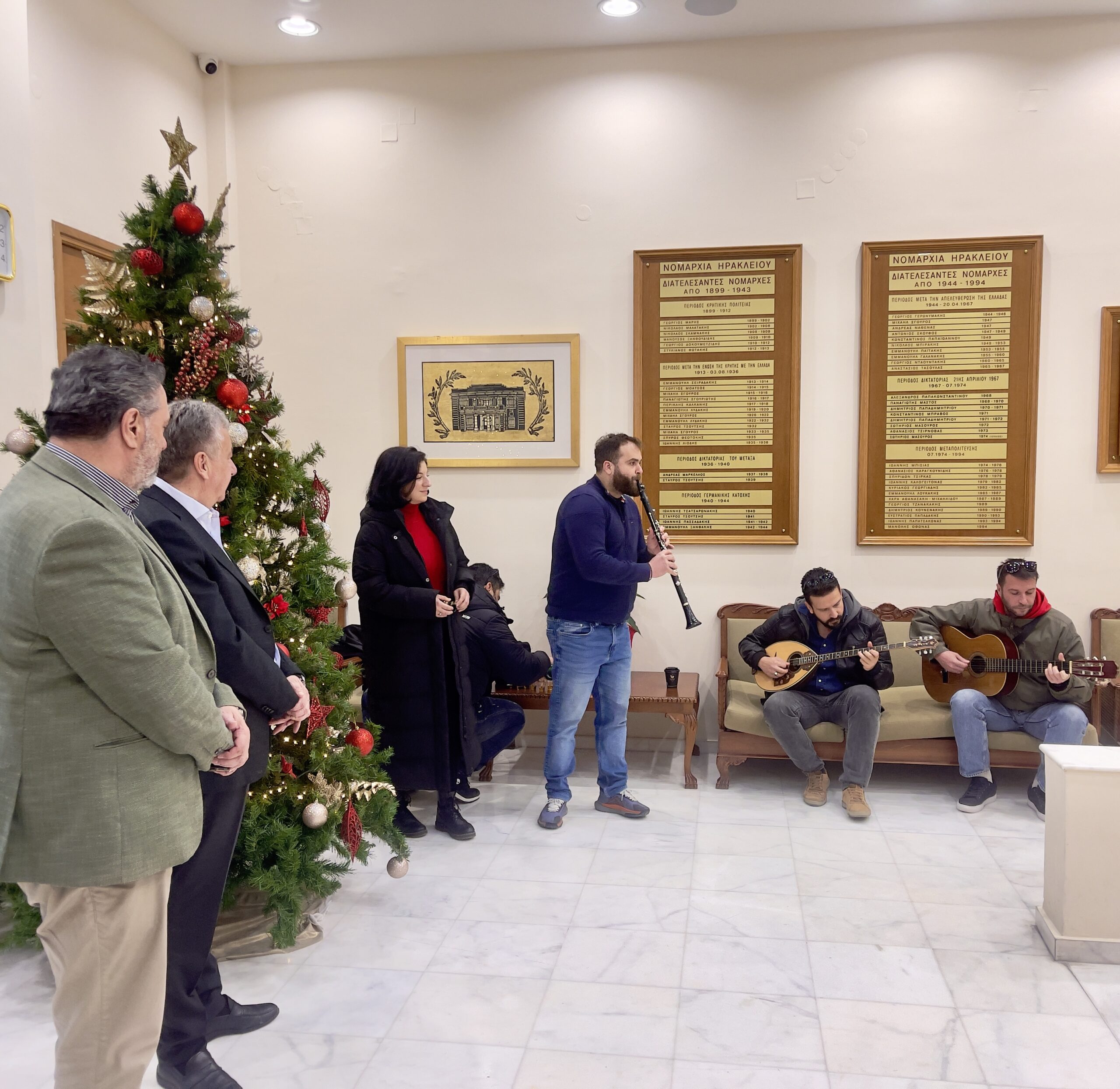 Κάλαντα, ευχές και μαντινάδες την παραμονή της Πρωτοχρονιάς στην ...