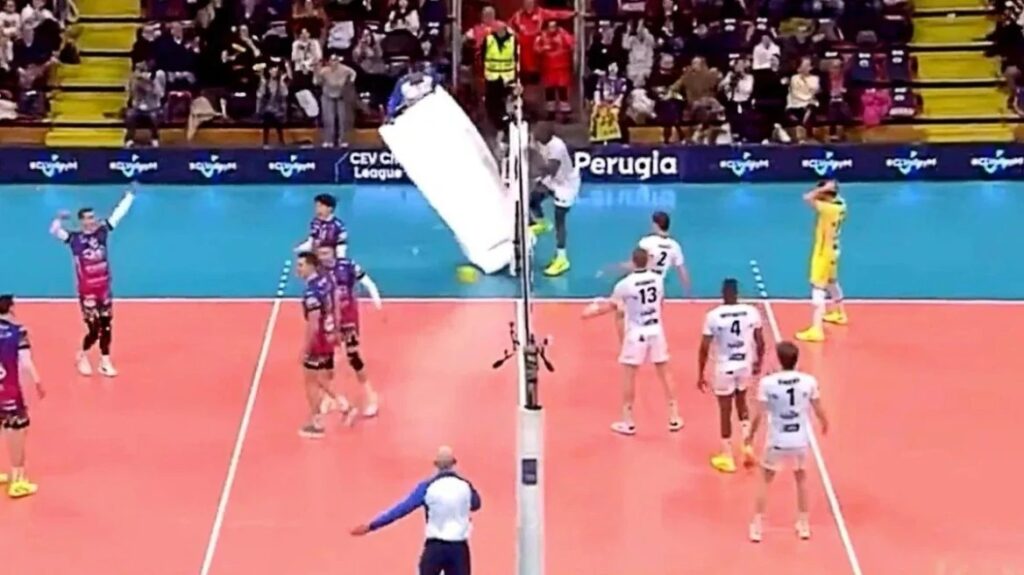 Βόλεϊ: Απίθανη φάση σε αγώνα Champions League, παίκτης άθελά του ρίχνει ...