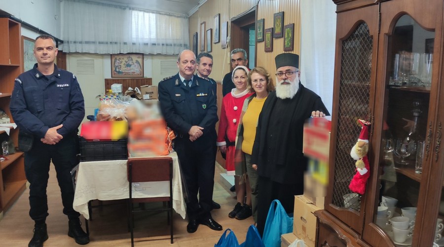 Κρήτη | Τρόφιμα και είδη πρώτης ανάγκης μοίρασαν αστυνομικοί σε ...