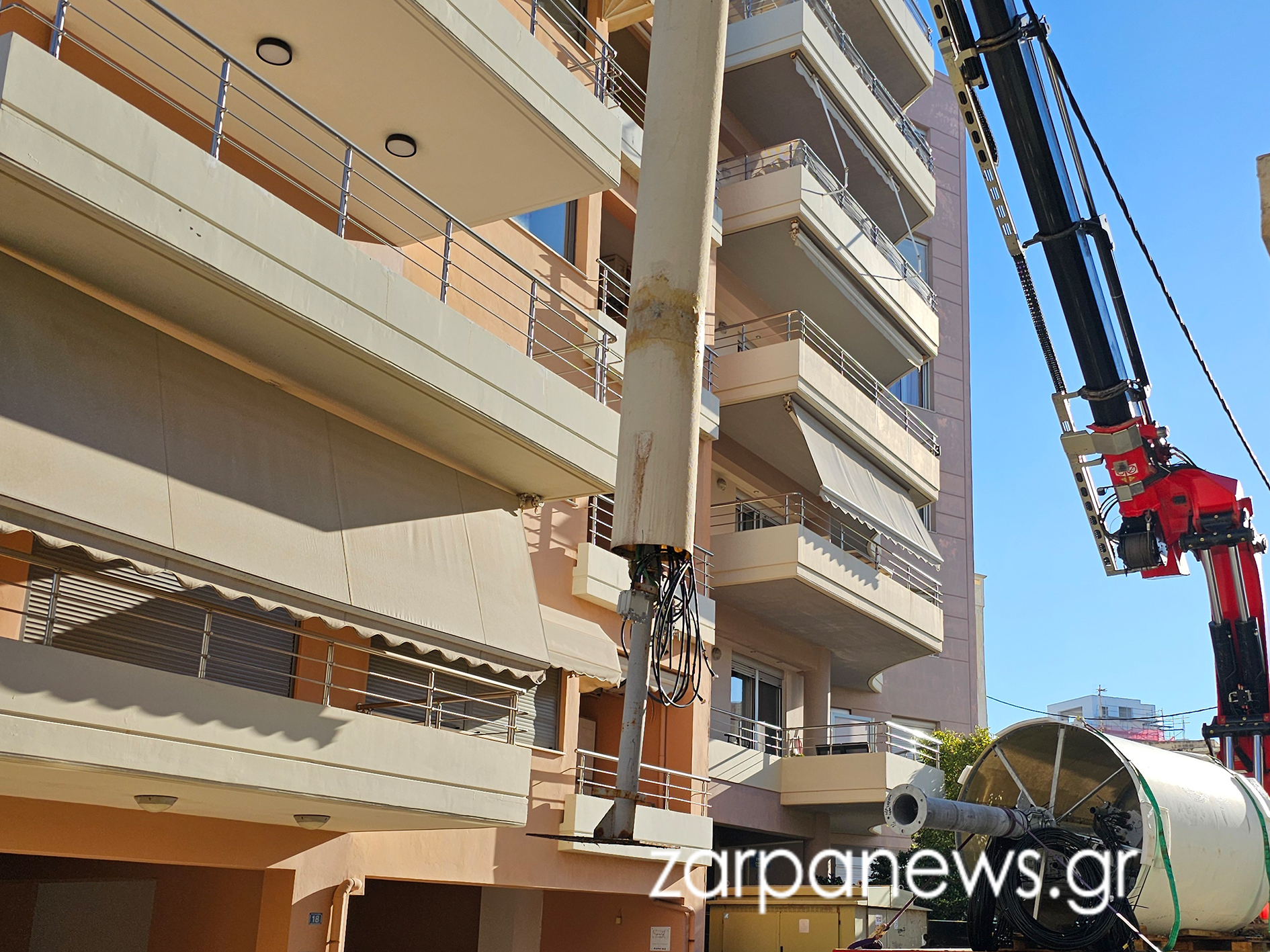 Γερανός ανεβάζει θηριώδη κεραία τηλεπικοινωνιών σε ταράτσα ...