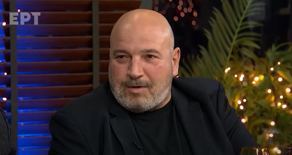 Νίκος Ζωιδάκης: Η μαντινάδα του Χανιώτη λυράρη στην εορταστική εκπομπή ...