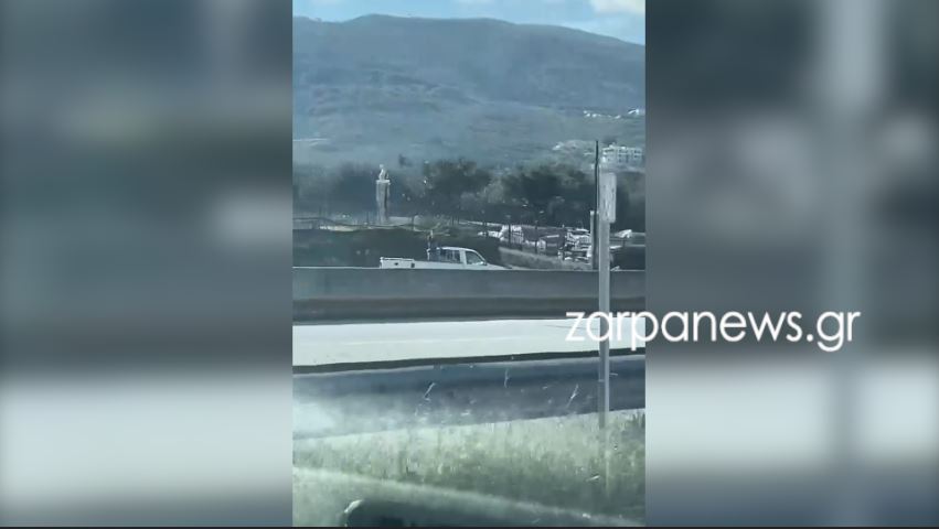 Δε βάζουμε μυαλό – Κυκλοφορεί στα Χανιά με το παιδί όρθιο στην καρότσα ...