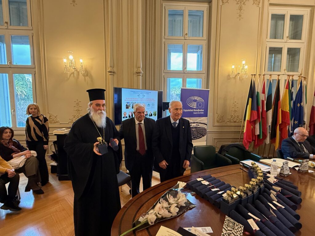 Ο Σύνδεσμος Ανταποκριτών Διεθνών ΜΜΕ Ελλάδος βράβευσε τον Μητροπολίτη ...