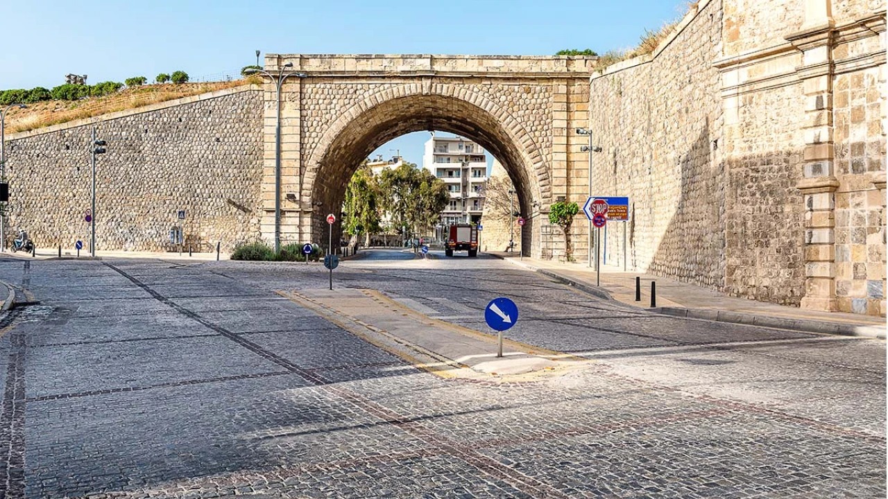 Συναγερμός τα ξημερώματα στο Ηράκλειο: Άνδρας έπεσε από τα Ενετικά ...