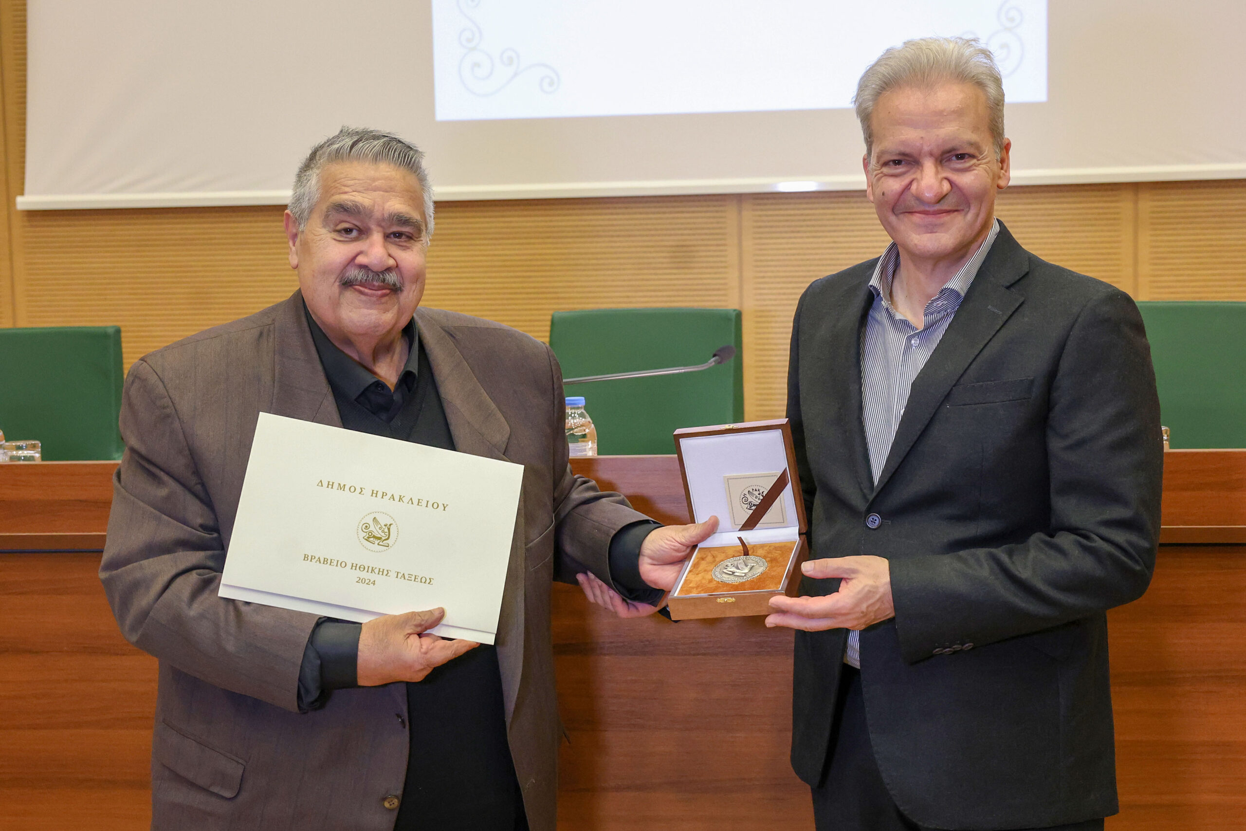 Κρήτη | Απονεμήθηκε το «Βραβείο Ηθικής Τάξεως» στο Μηνά Μαυροειδή ...