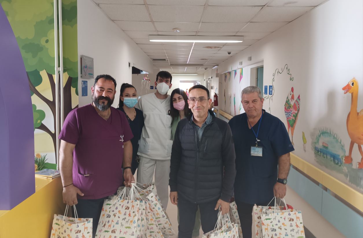 Κρήτη | Λαμπάδες και σοκολατένια αυγά στα παιδιά που νοσηλεύονται στο ...