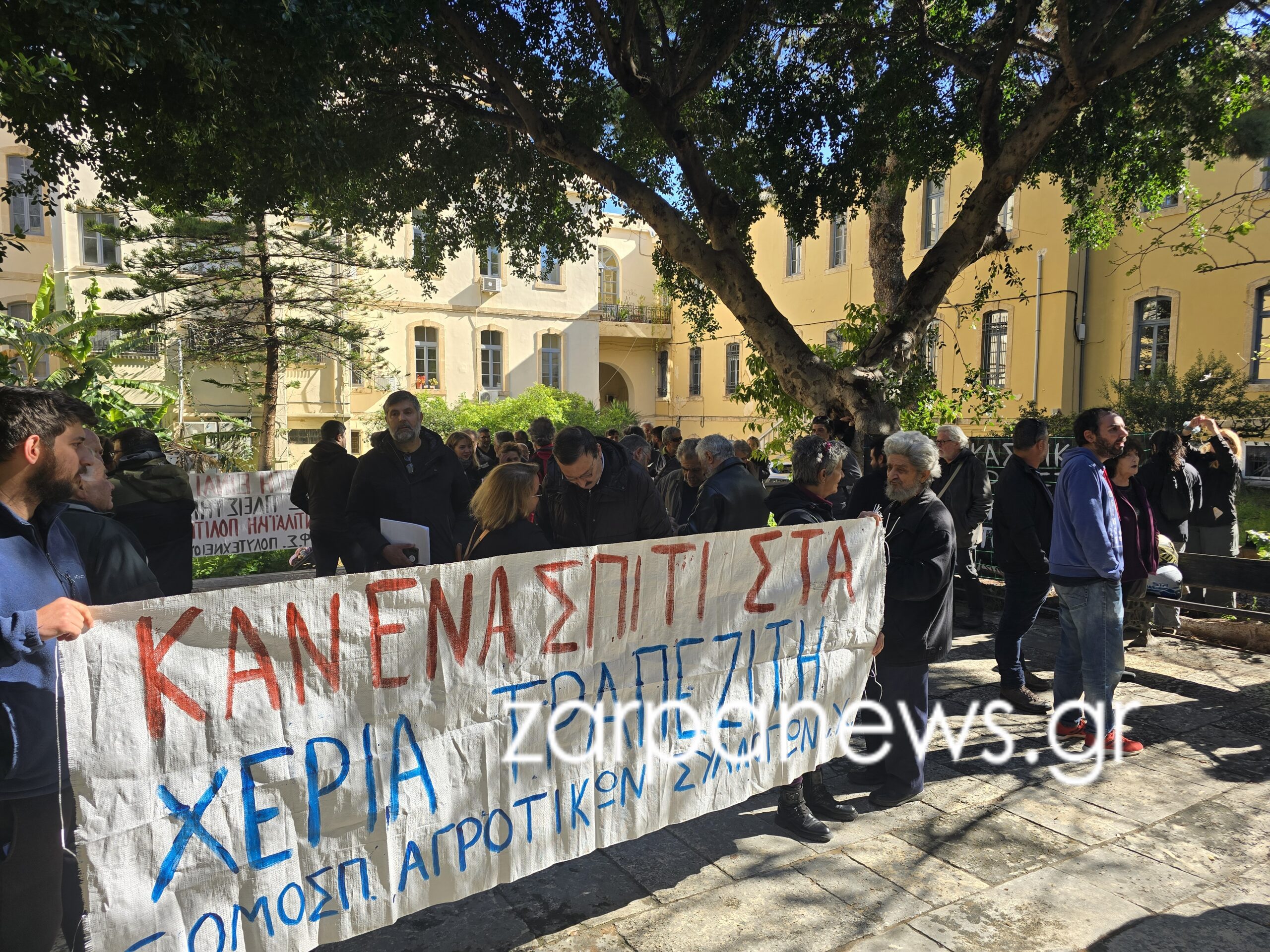 Μουσική διαμαρτυρία και πλήθος κόσμου στα δικαστήρια Χανίων για να ...