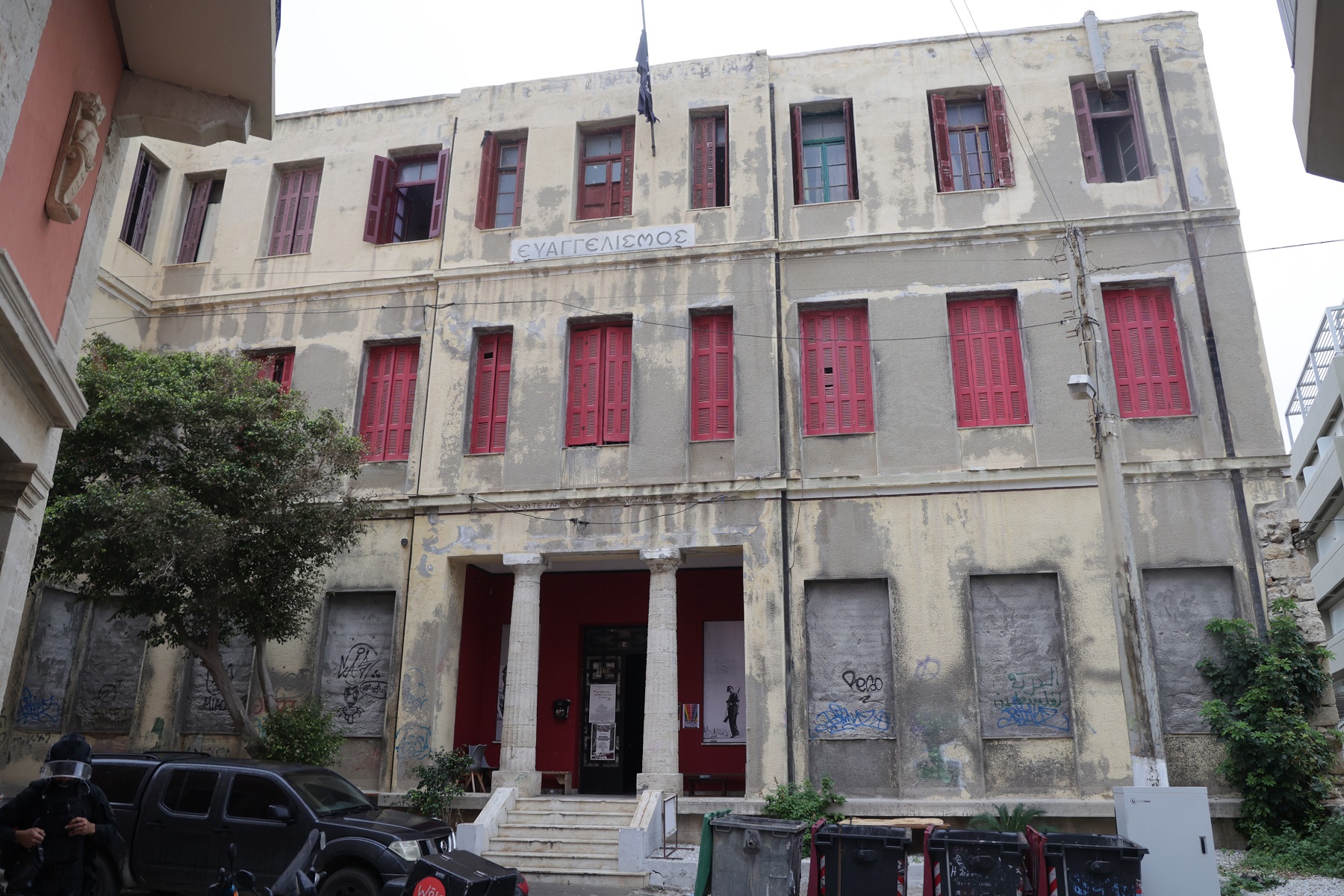 Κρήτη | Κατάληψη στο κτίριο του Ευαγγελισμού – Επιχείρηση εκκένωσης και ...