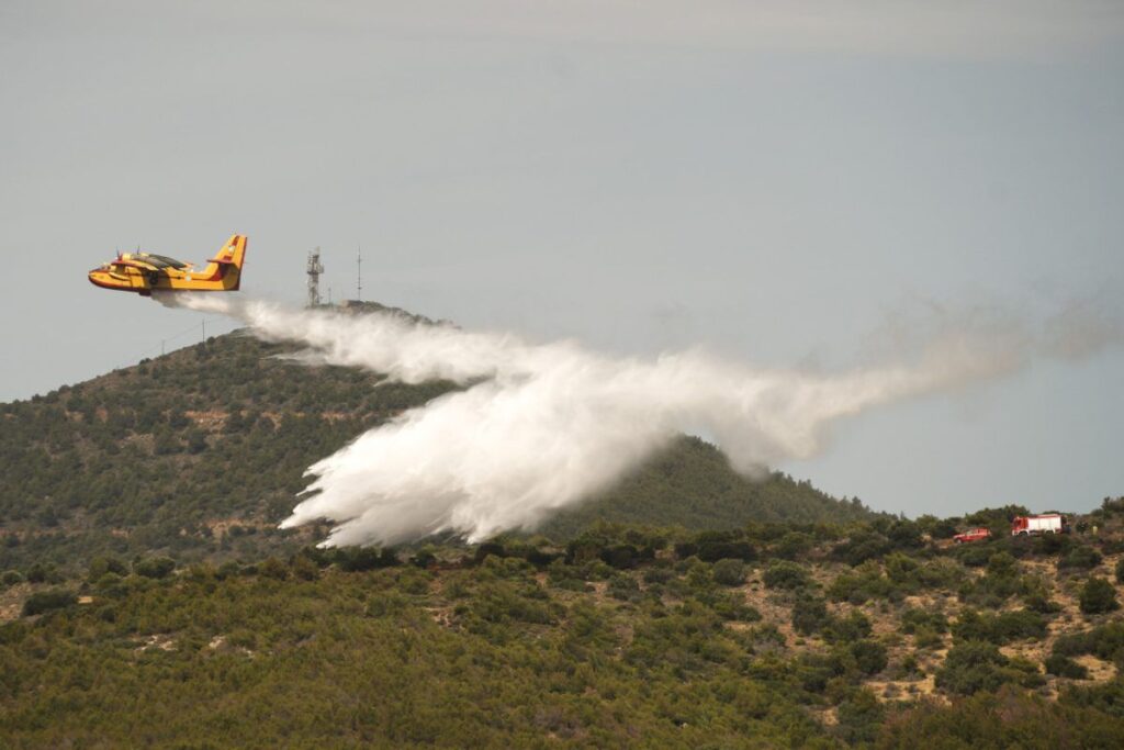 Πυρκαγιές: Πυροσβέστες και αεροσκάφη στέλνει η ΕΕ – 4 αεροπλάνα στην ...