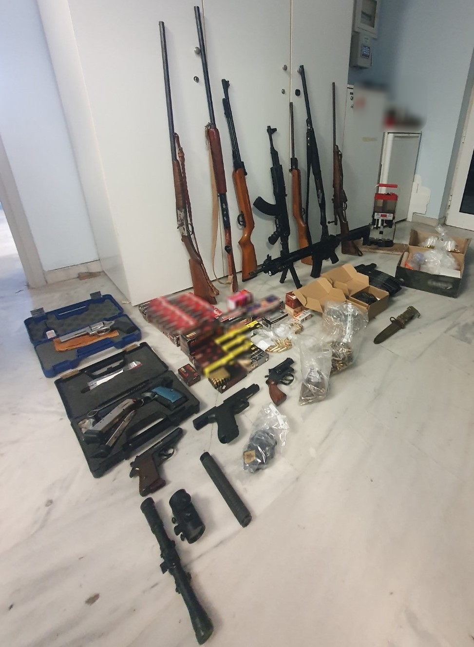 Έτοιμοι για πόλεμο πατέρας και γιος στον Αποκόρωνα: Είχαν στο σπίτι ...