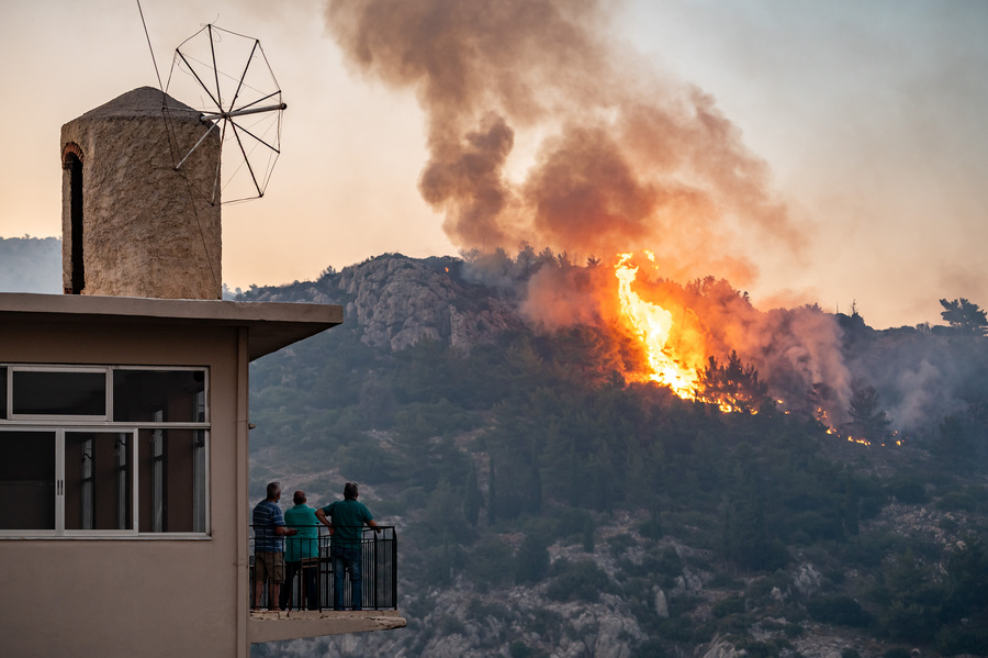 Φωτιά στη Χίο: «Το νησί μας έχει μαυρίσει και μετρά τις πληγές του ...