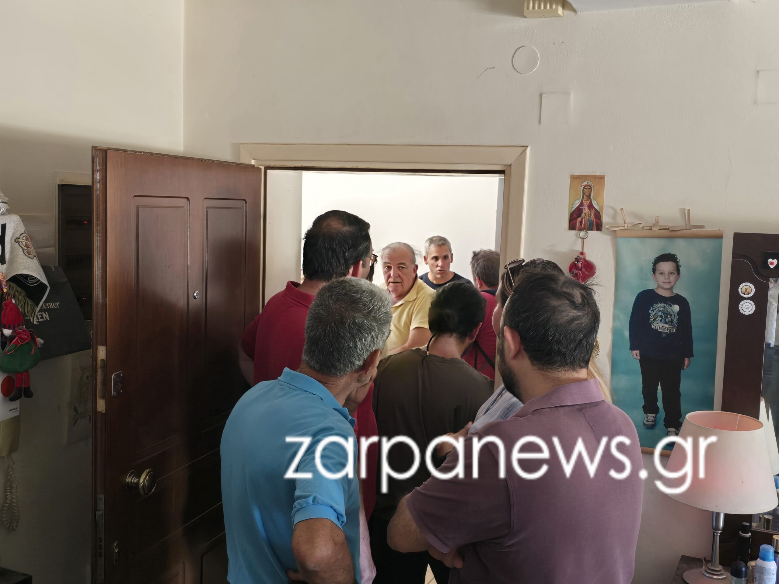 Αστυνομικό ντου σε διαμέρισμα στα Χανιά για να πετάξουν έξω πατέρα με ...