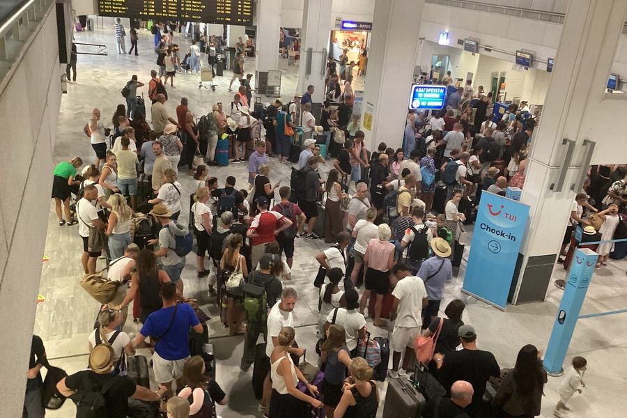 Η Κρήτη στα… κόκκινα: Σπάει ρεκόρ το αεροδρόμιο «Ν. Καζαντζάκης» – Μία ...