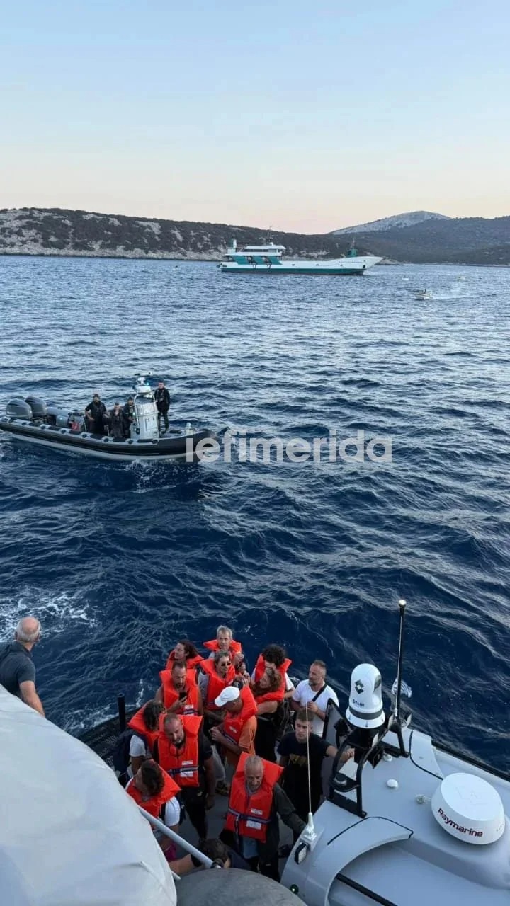 Παραμένει κολλημένο και γεμάτο με ΙΧ το φέρι μποτ που έπεσε σε ξέρα ...