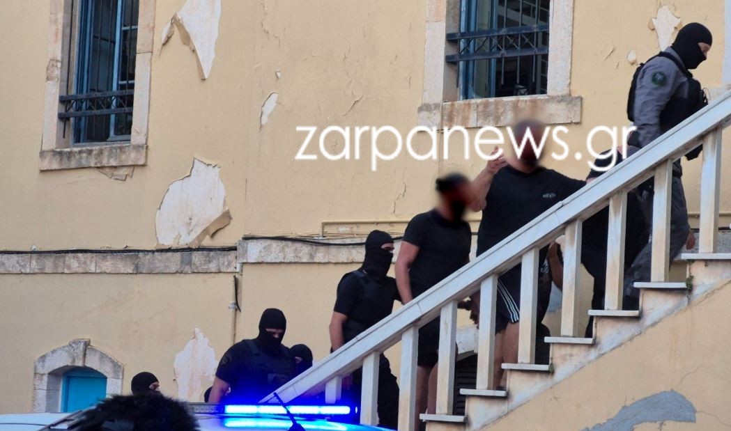 «Ψηλά το κεφάλι… Άλλη μια ψεύτικη εγκληματική οργανωση»: Αντιδράσεις ...