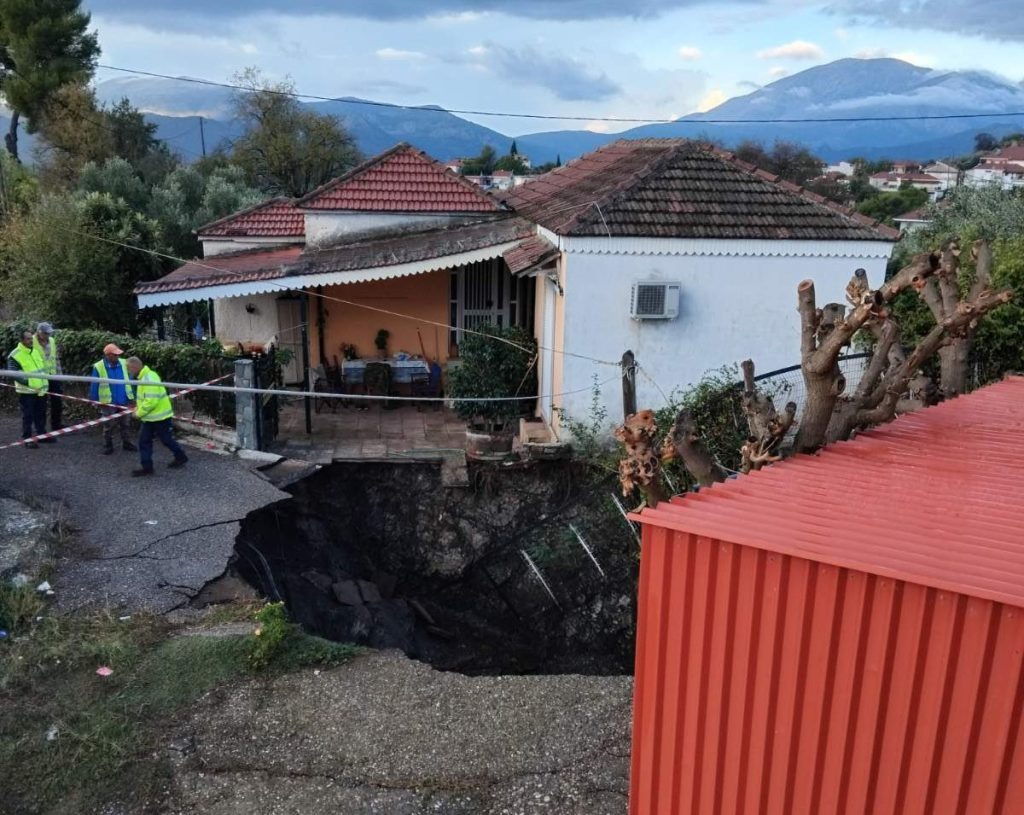 Σοκαριστικές εικόνες από καθίζηση ανάμεσα σε σπίτια – Άνοιξε τρύπα ...