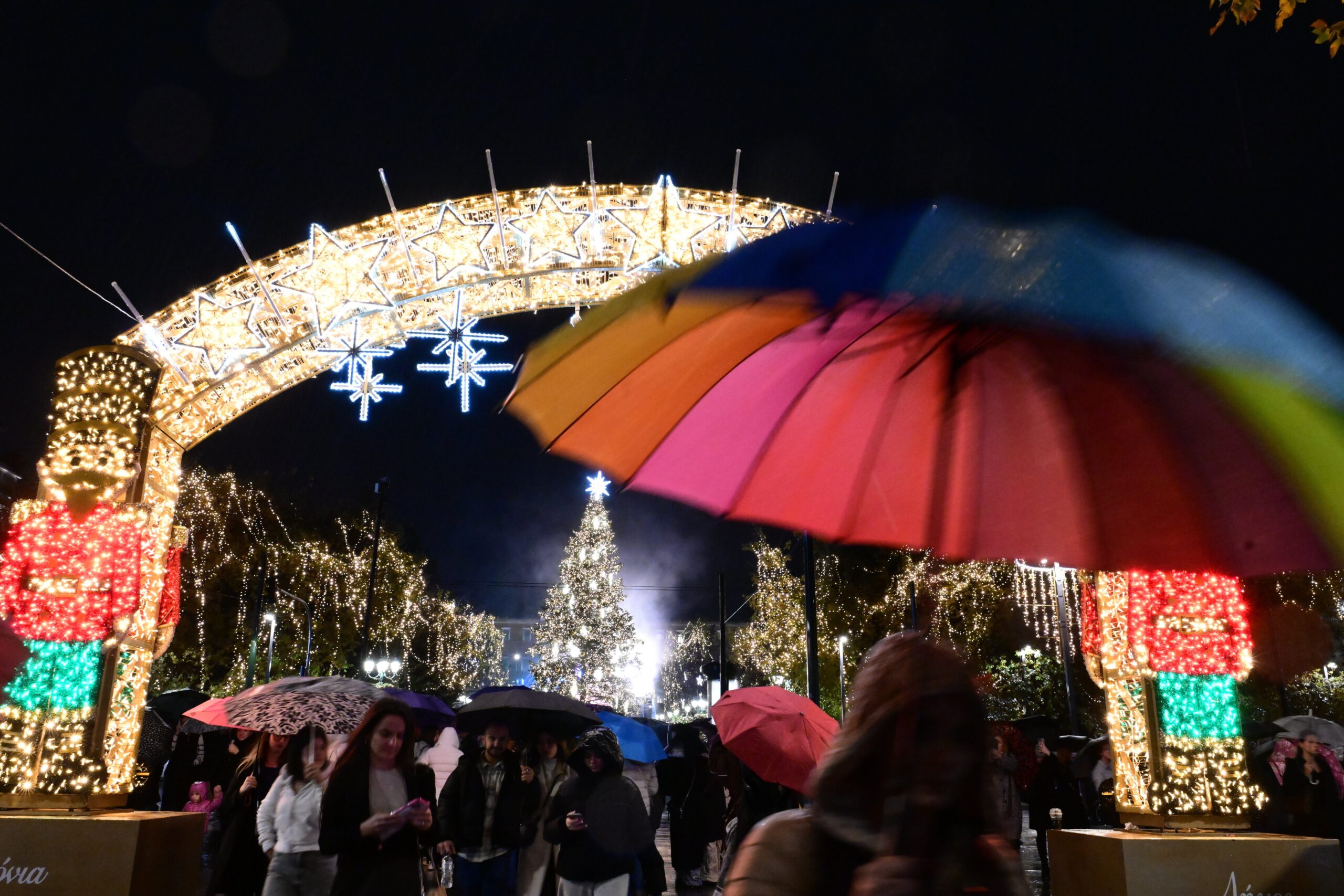 Υπό βροχή η φωταγώγηση του χριστουγεννιάτικου δέντρου στο Σύνταγμα ...