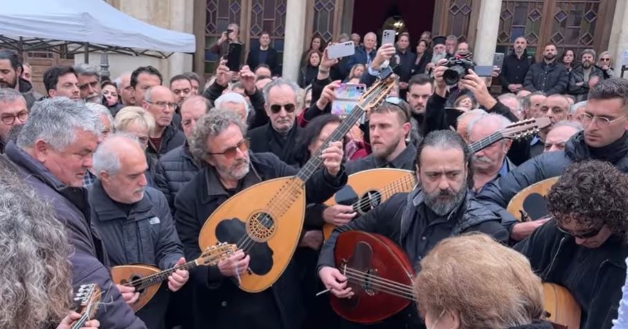Με μαντολίνα και λαούτα το τελευταίο αντίο στο μεγάλο δάσκαλο Γιάννη ...